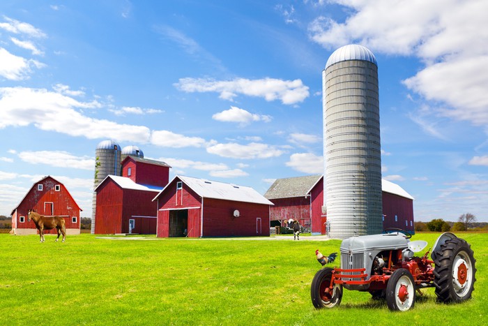 Poster Américaine Campagne Ferme Rouge Avec Le Ciel Bleu • Pixers ...