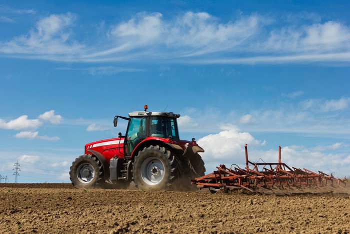 Fotobehang Boer ploegen het veld. Tractor en Ploeg • Pixers® - We leven ...