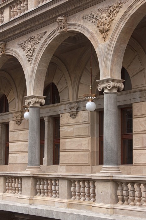 Poster Colonnes et arc d'une arcade dans l'architecture de la ...