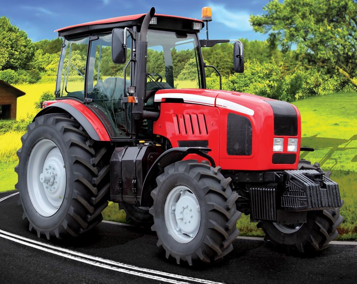 Fototapeta Červený traktor na silnici • Pixers® • Žijeme pro změnu