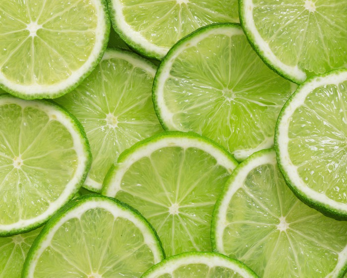 Poster Fond vert avec des agrumes de tranches de citron vert • Pixers ...