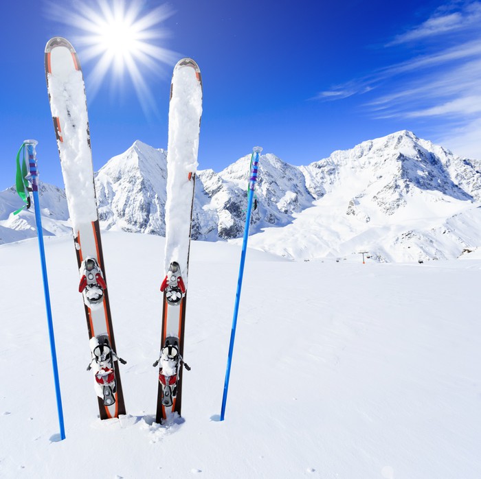 Fotobehang Skiën, winterseizoen, bergen en ski-uitrusting op skipiste ...